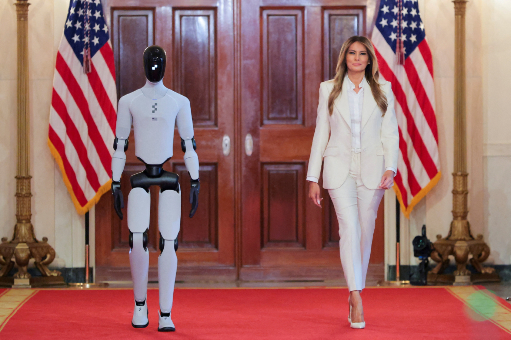 Robô se junta a Melania Trump em evento na Casa Branca sobre IA
